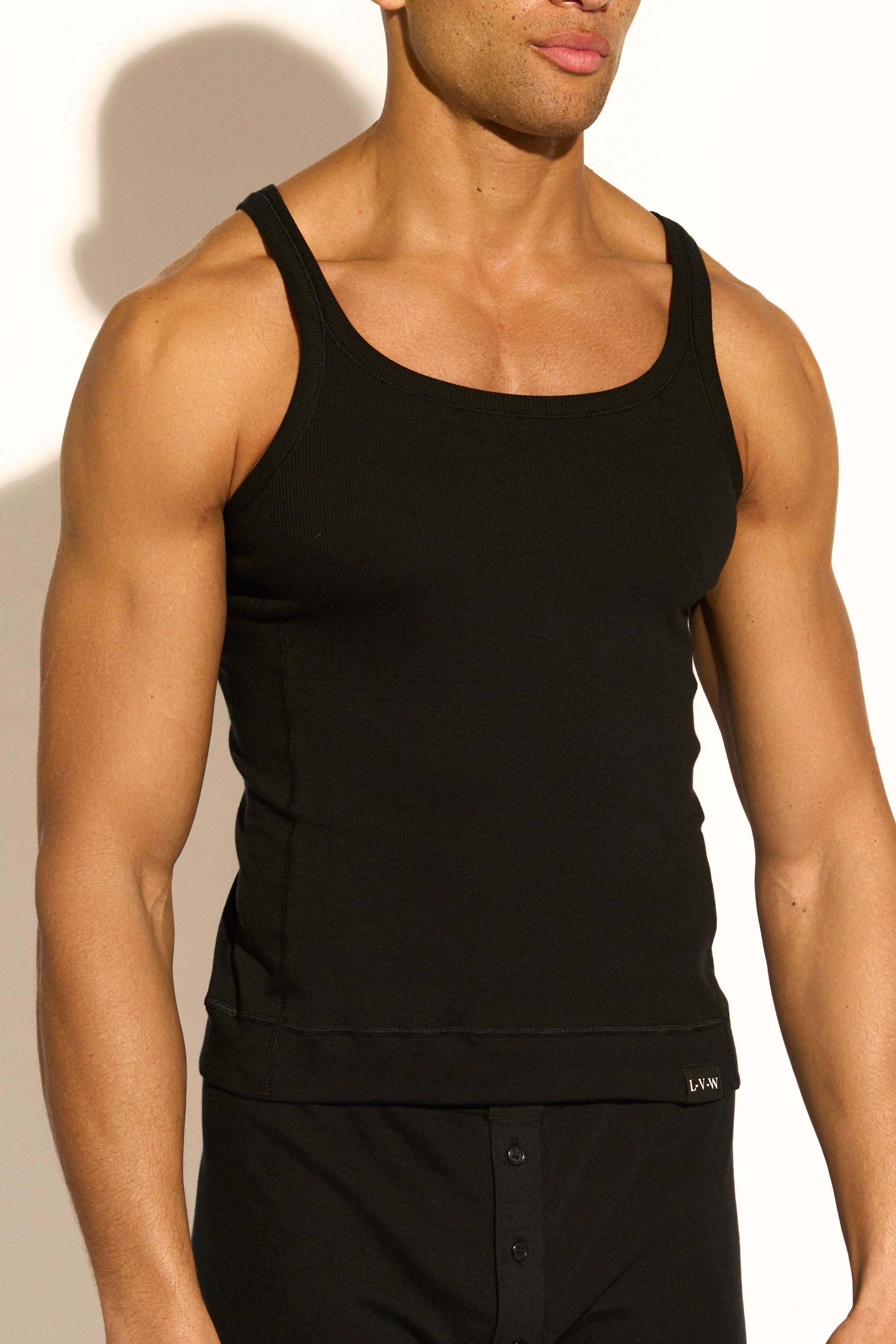 ESSENTIAL TANK TOP MODERN FIT - BLACK – LVW